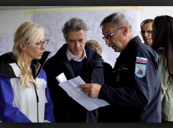 Bizarno! Robert Golob na plaziščih s Tino Gaber in Melito Župevc, prizadetim sporoča: "To je kot ...